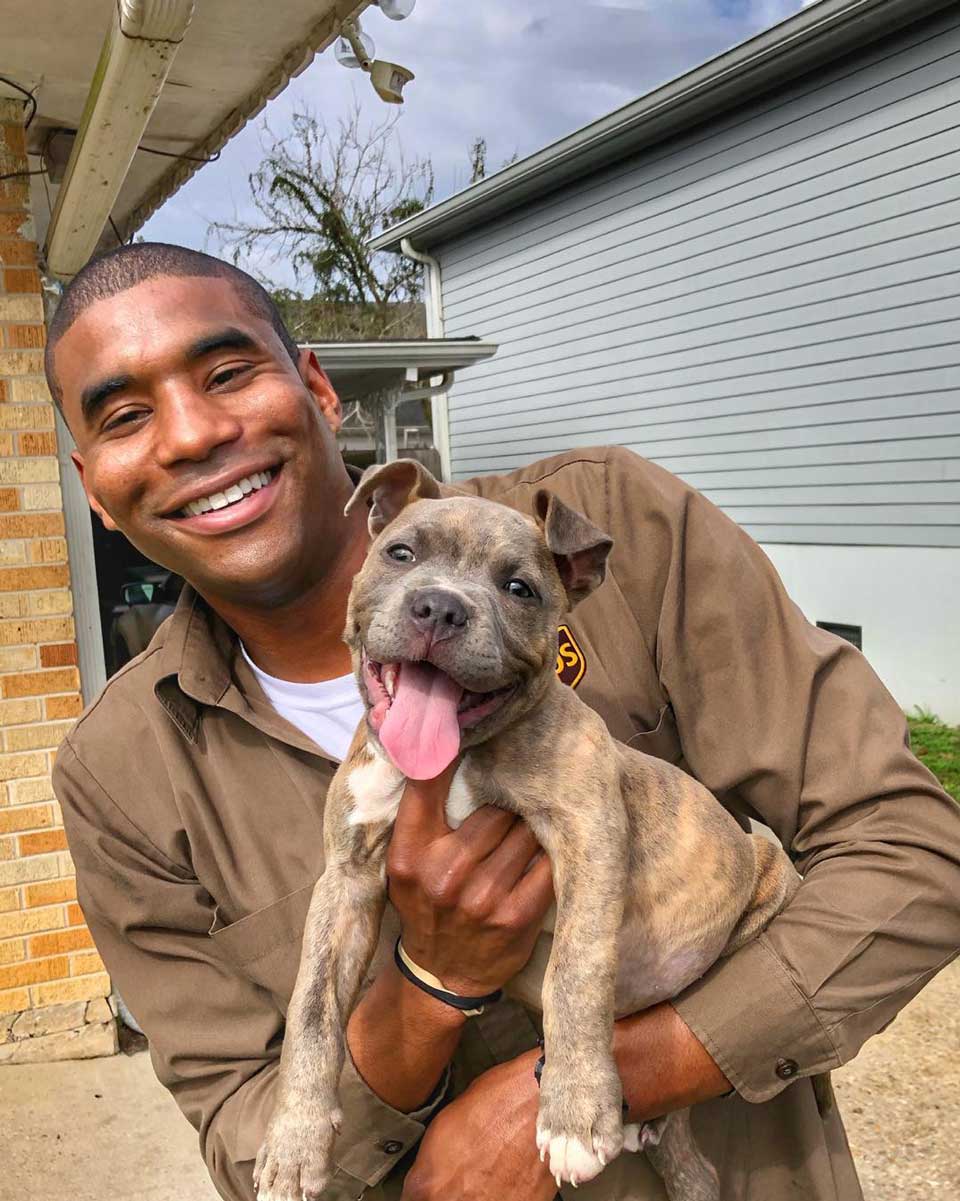 Ce livreur UPS prend des photos avec chaque chien qu'il rencontre sur ...