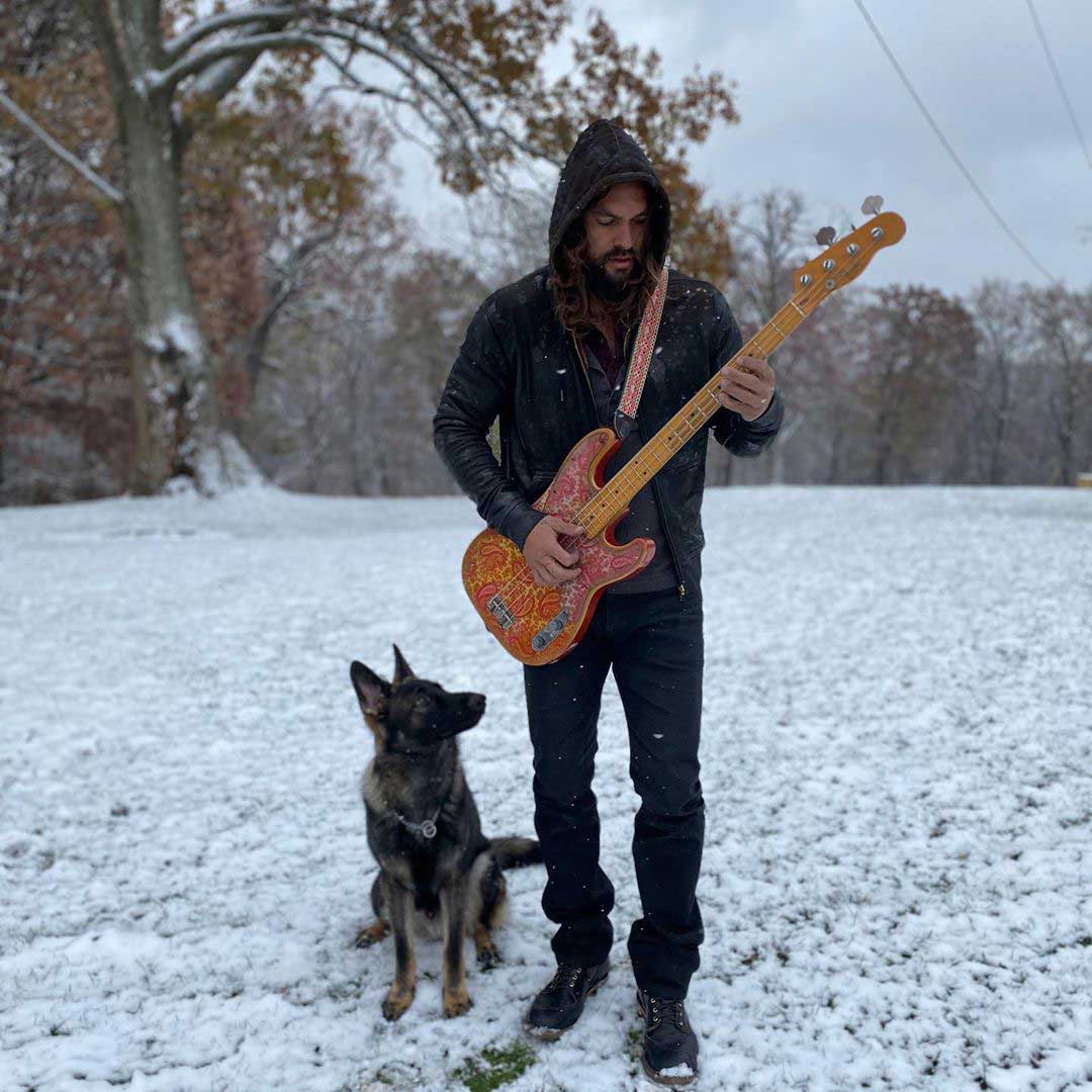 Jason Momoa posant avec un chat noir rend les fans fous - Chats et Chiens