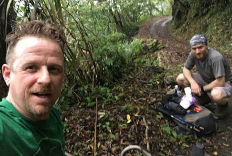 Des hommes font une randonnée de 12 heures pour sauver un chien blessé ...